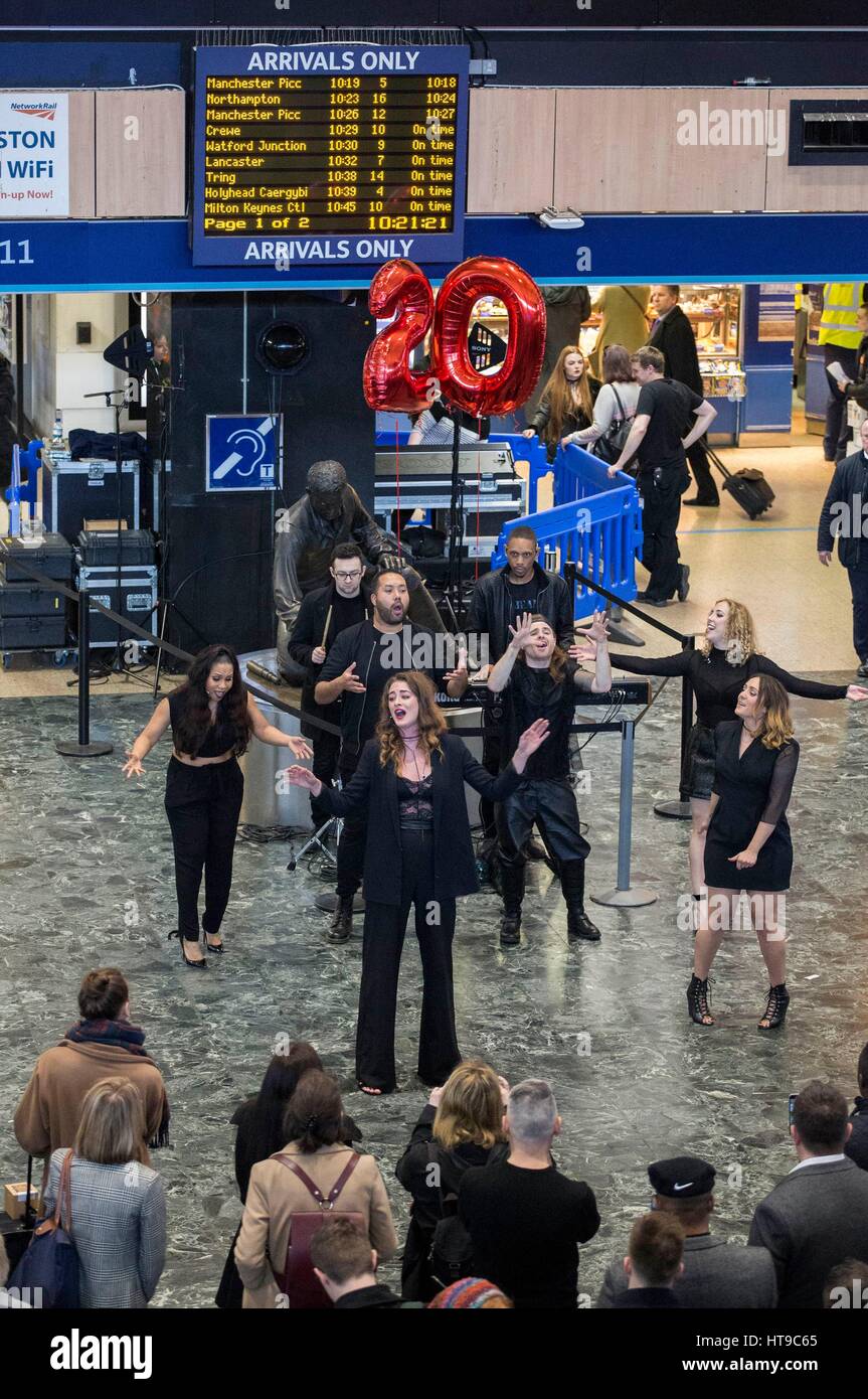 EDITORIAL USE ONLY A pop-up choir performs for commuters at London ...
