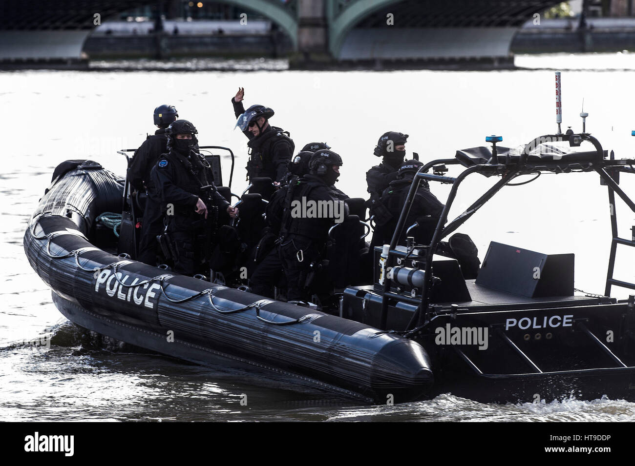 Armed Metropolitan Police counter terrorism officers on the River ...