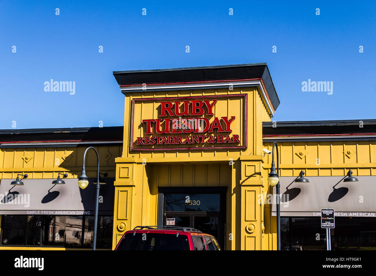 Waitress serving food family hi-res stock photography and images - Alamy
