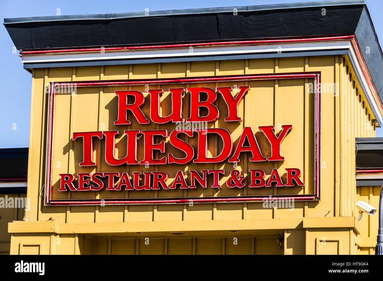 Waitress serving food family hi-res stock photography and images - Alamy