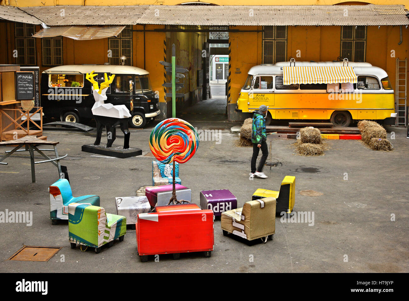 Outdoor food court hi-res stock photography and images - Alamy