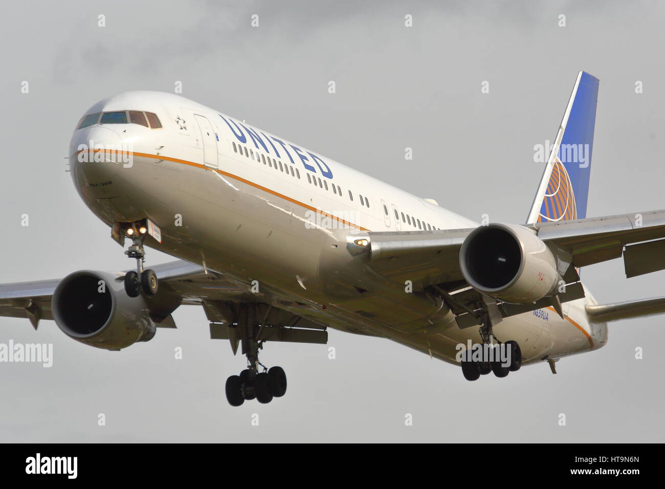 Boeing 767 landing hi-res stock photography and images - Alamy