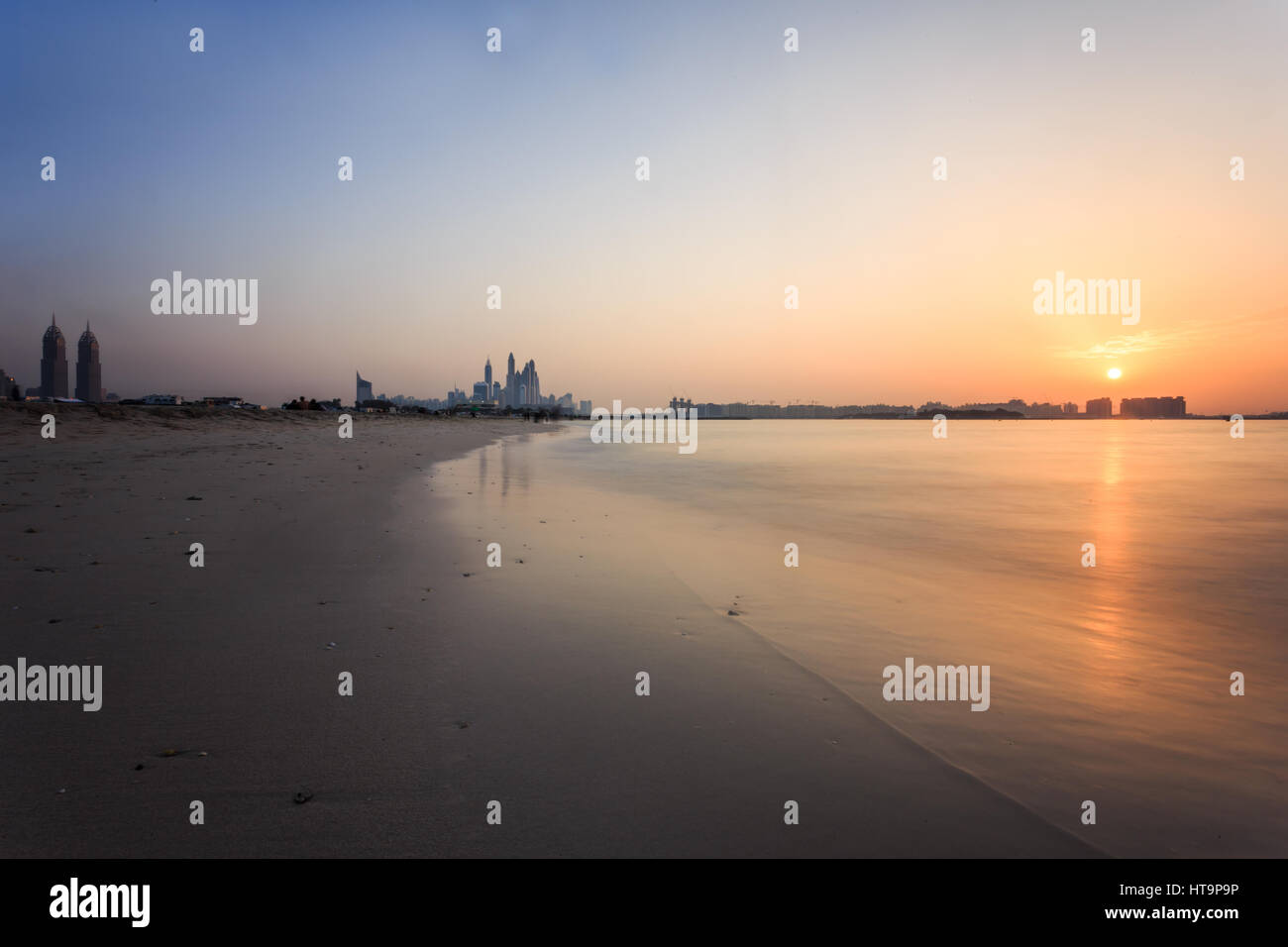 Beach luxury hotel palm jumeirah dubai hi-res stock photography and ...