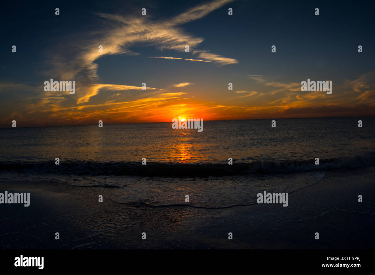Beautiful color sunset hi-res stock photography and images - Alamy