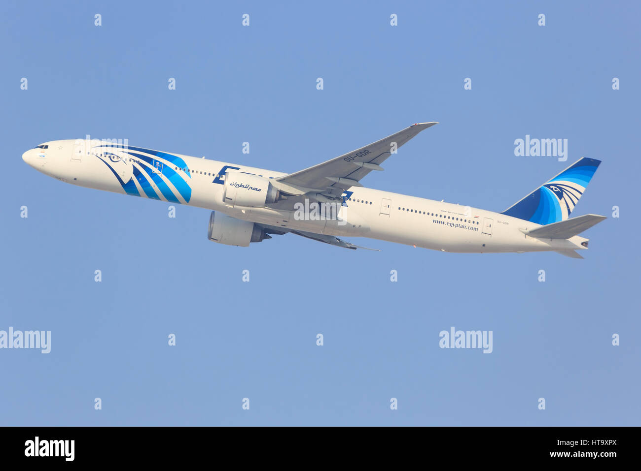 Boeing 777 aircraft window hi-res stock photography and images - Alamy
