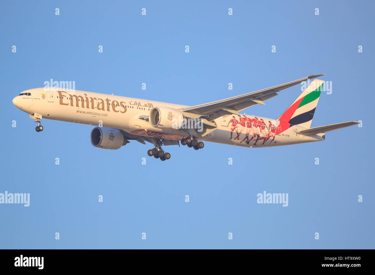 Boeing 777 aircraft window hi-res stock photography and images - Alamy