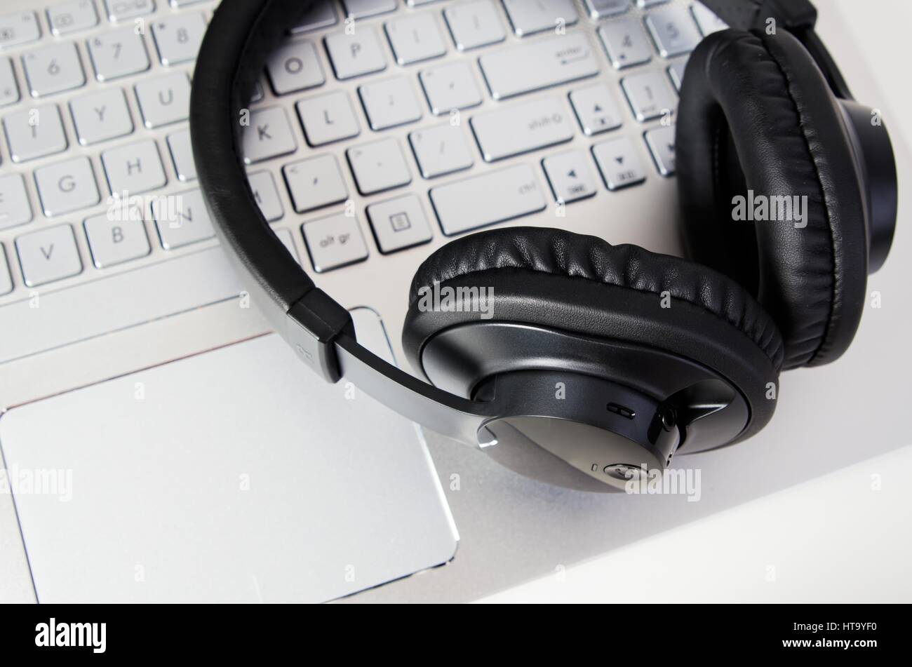 Wireless gaming headset hi-res stock photography and images - Alamy
