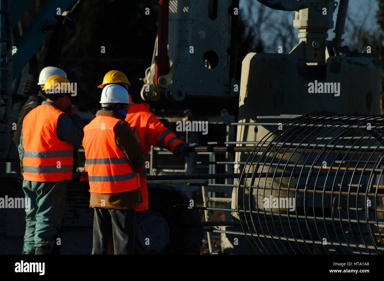 workers at work on site with caterpillar construction equipment Stock ...