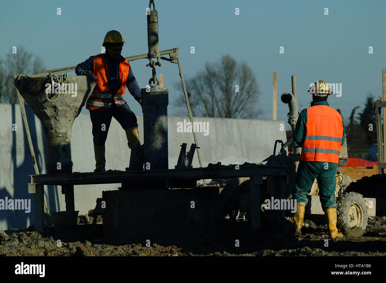 Caterpillar construction equipment hi-res stock photography and images ...