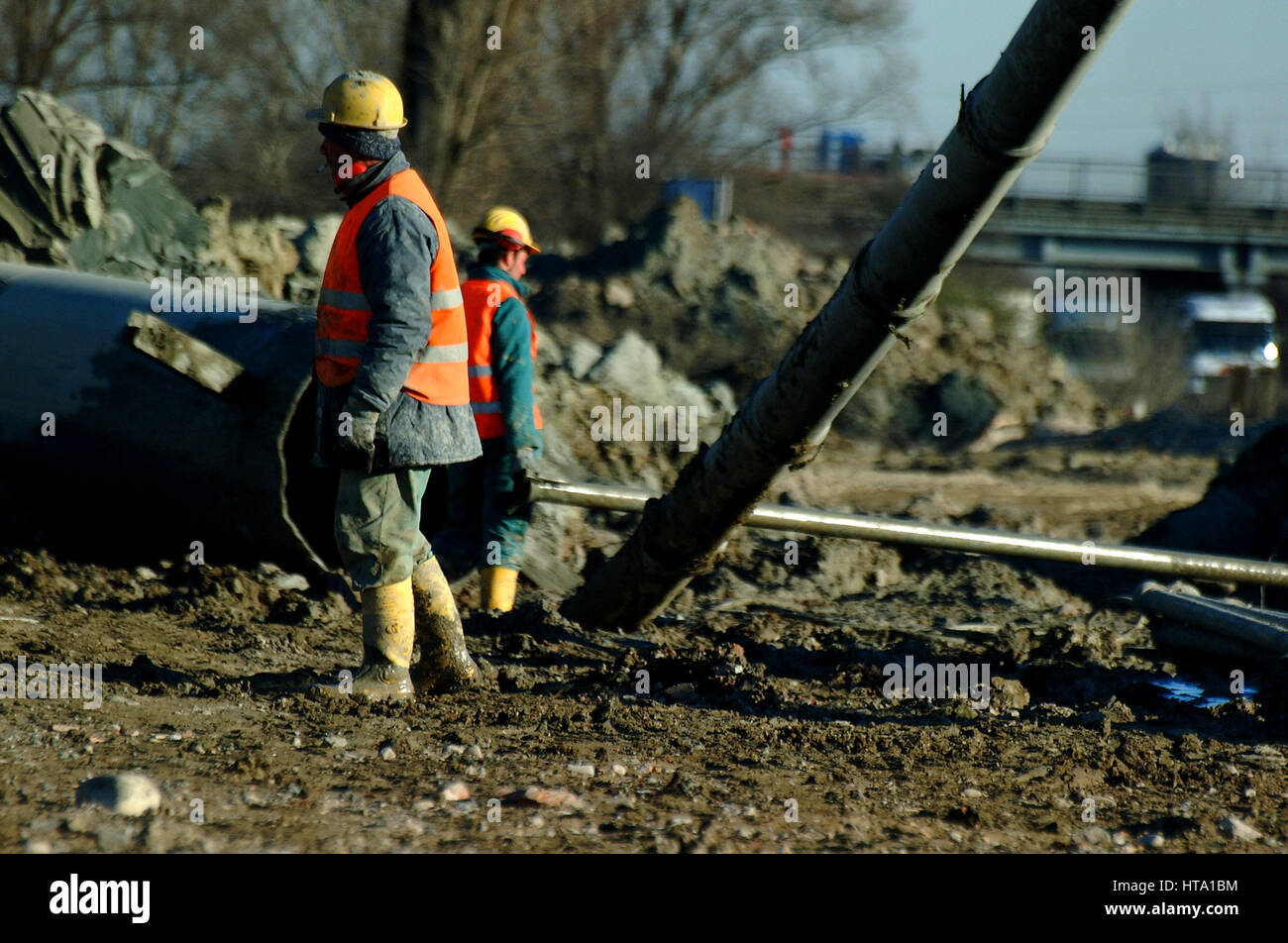 workers at work on site with caterpillar construction equipment Stock ...