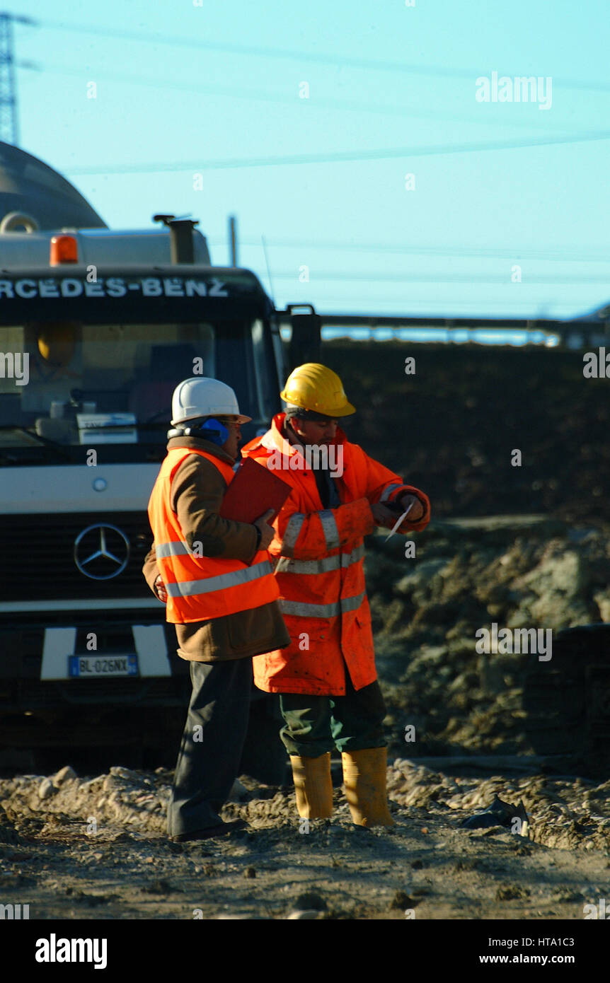 workers at work on site with caterpillar construction equipment Stock ...