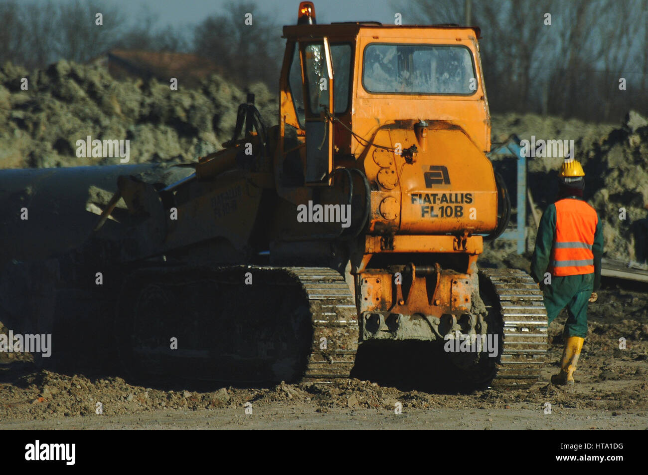 workers at work on site with caterpillar construction equipment Stock ...