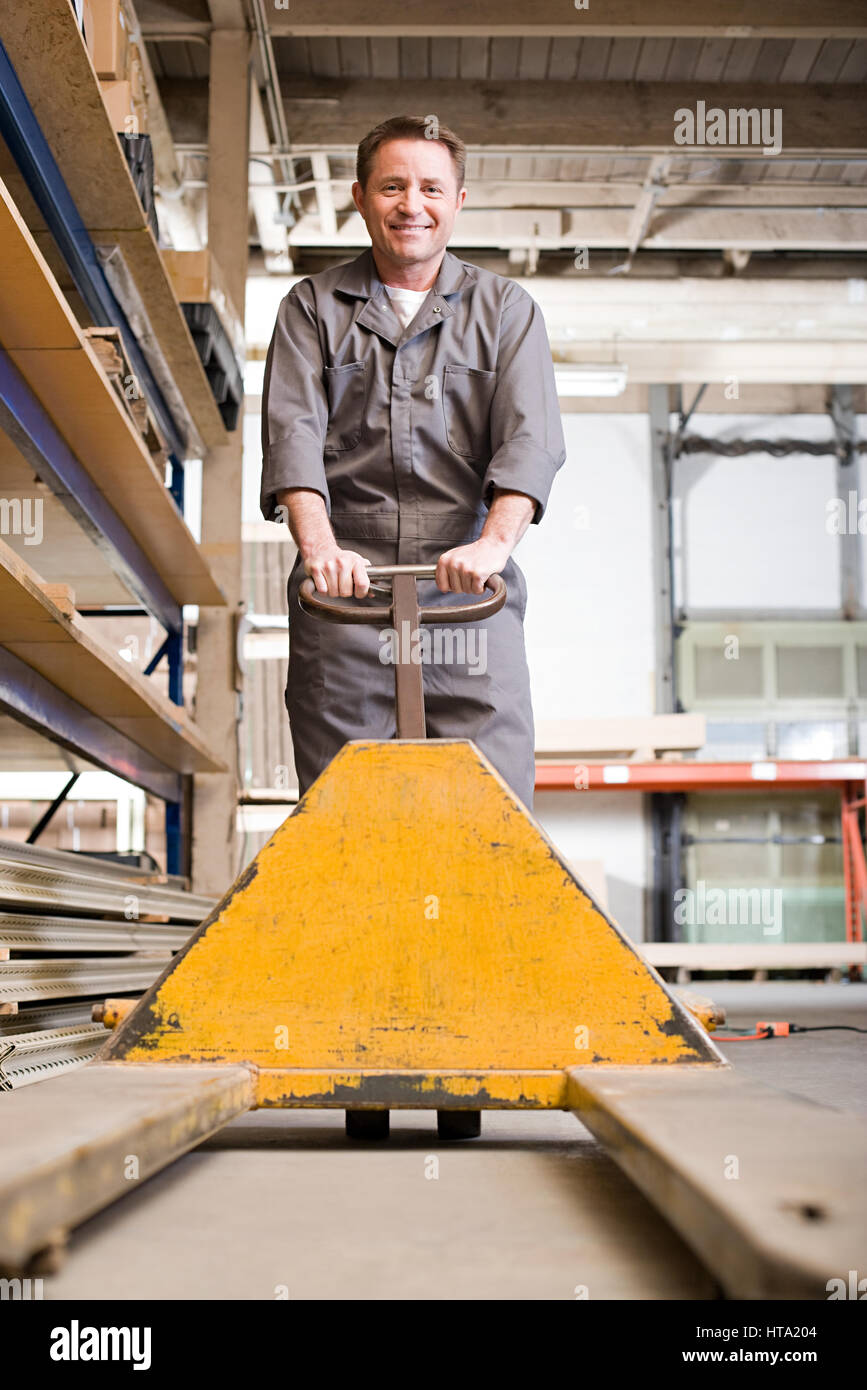 Worker push cart warehouse hi-res stock photography and images - Alamy