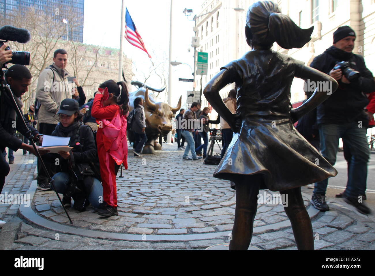 Charging bull and fearless girl hi-res stock photography and images - Alamy