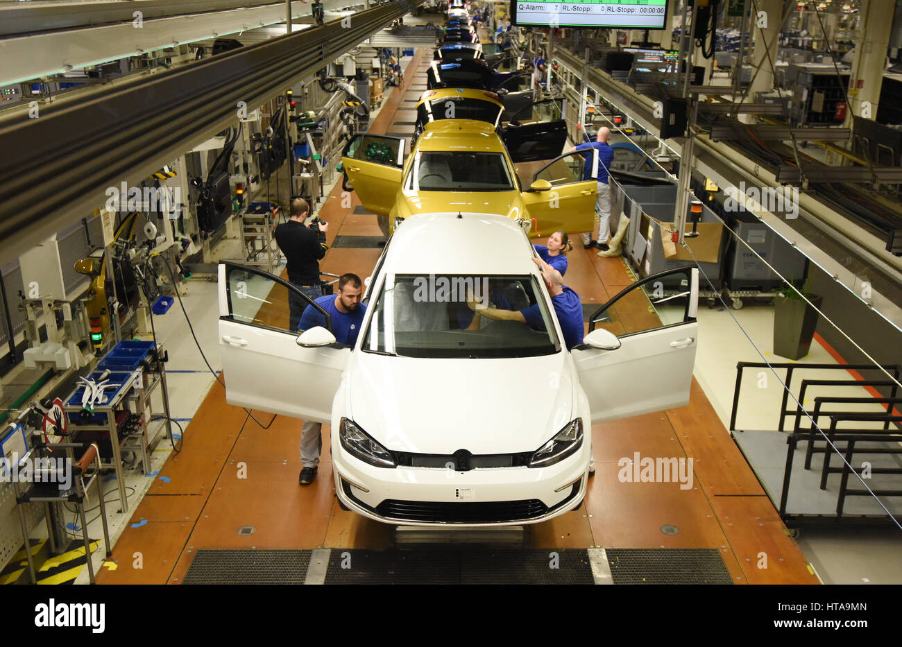 Dpa volkswagen employees work on hi-res stock photography and images ...