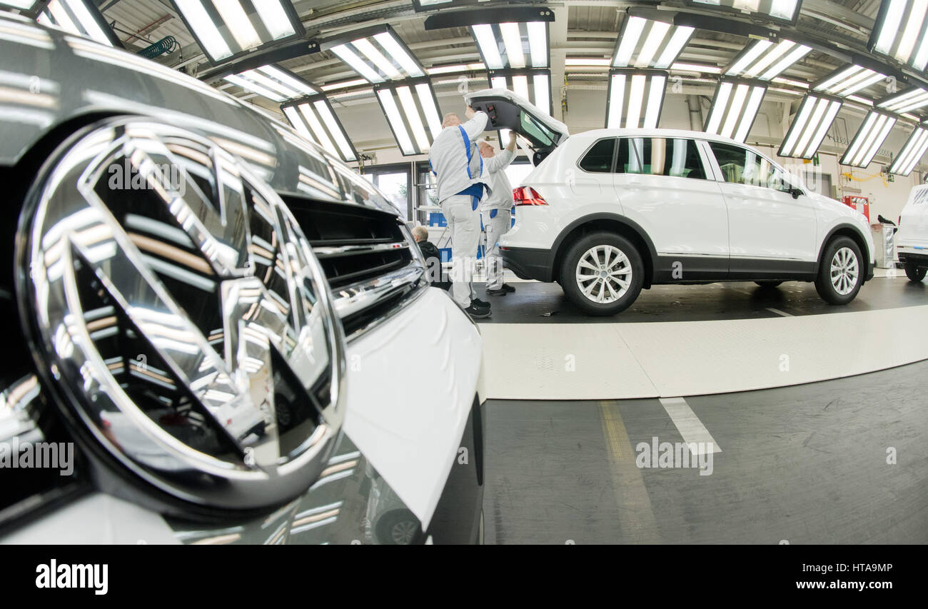 Dpa volkswagen employees work on hi-res stock photography and images ...