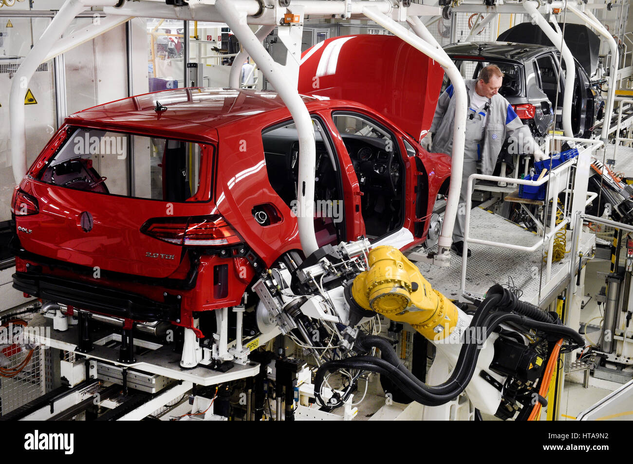 Dpa volkswagen employees work on hi-res stock photography and images ...