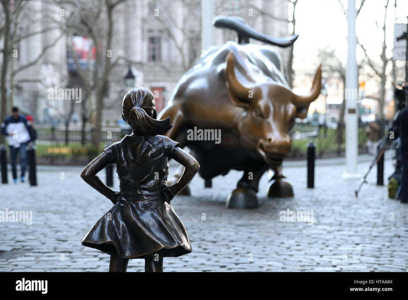 The fearless girl statue hi-res stock photography and images - Alamy