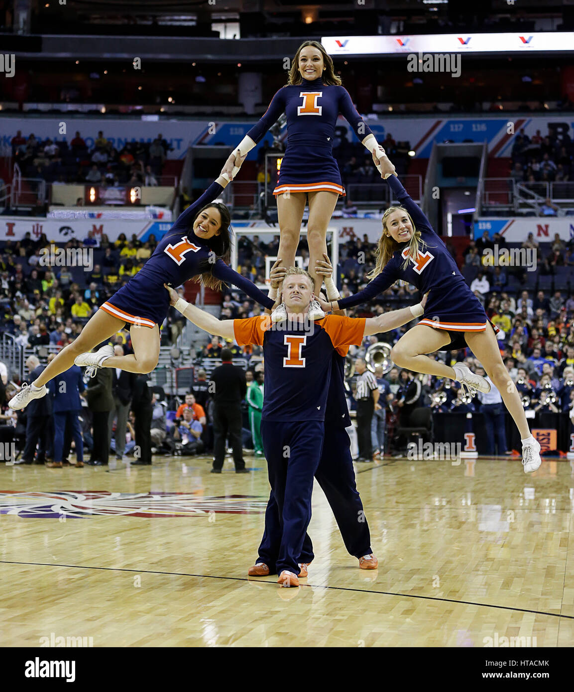 Michigan wolverines cheerleaders hi-res stock photography and images ...