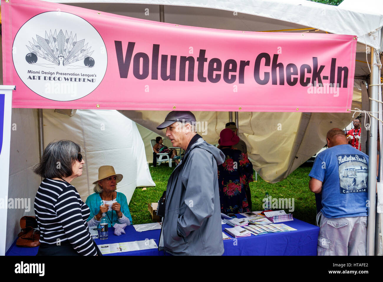 Teamwork desk hi-res stock photography and images - Alamy