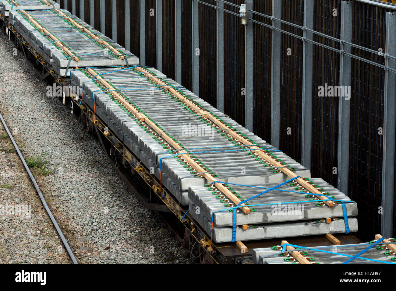 Railway wagons loaded with new Cemex concrete sleepers at Hinksey Yard ...