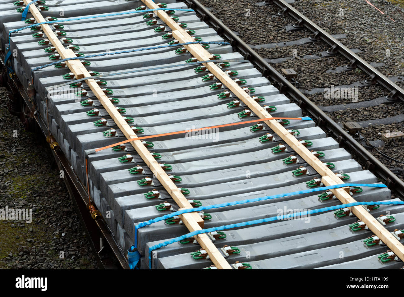 Railway wagons loaded with new Cemex concrete sleepers at Hinksey Yard ...