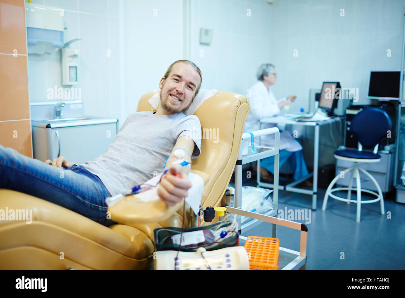 Young people giving blood hi-res stock photography and images - Alamy
