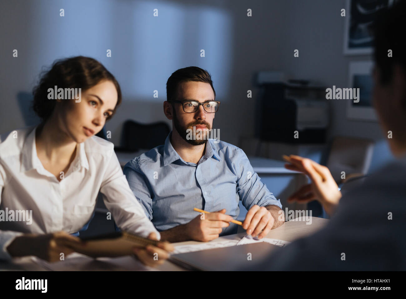Group of co-workers having discussion in late evening in office Stock ...