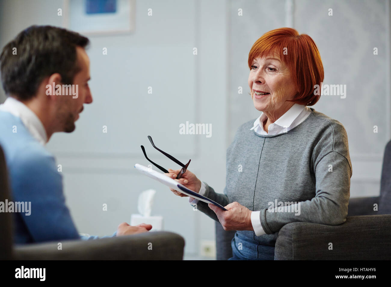Woman giving advice to her patient during psychological session Stock ...