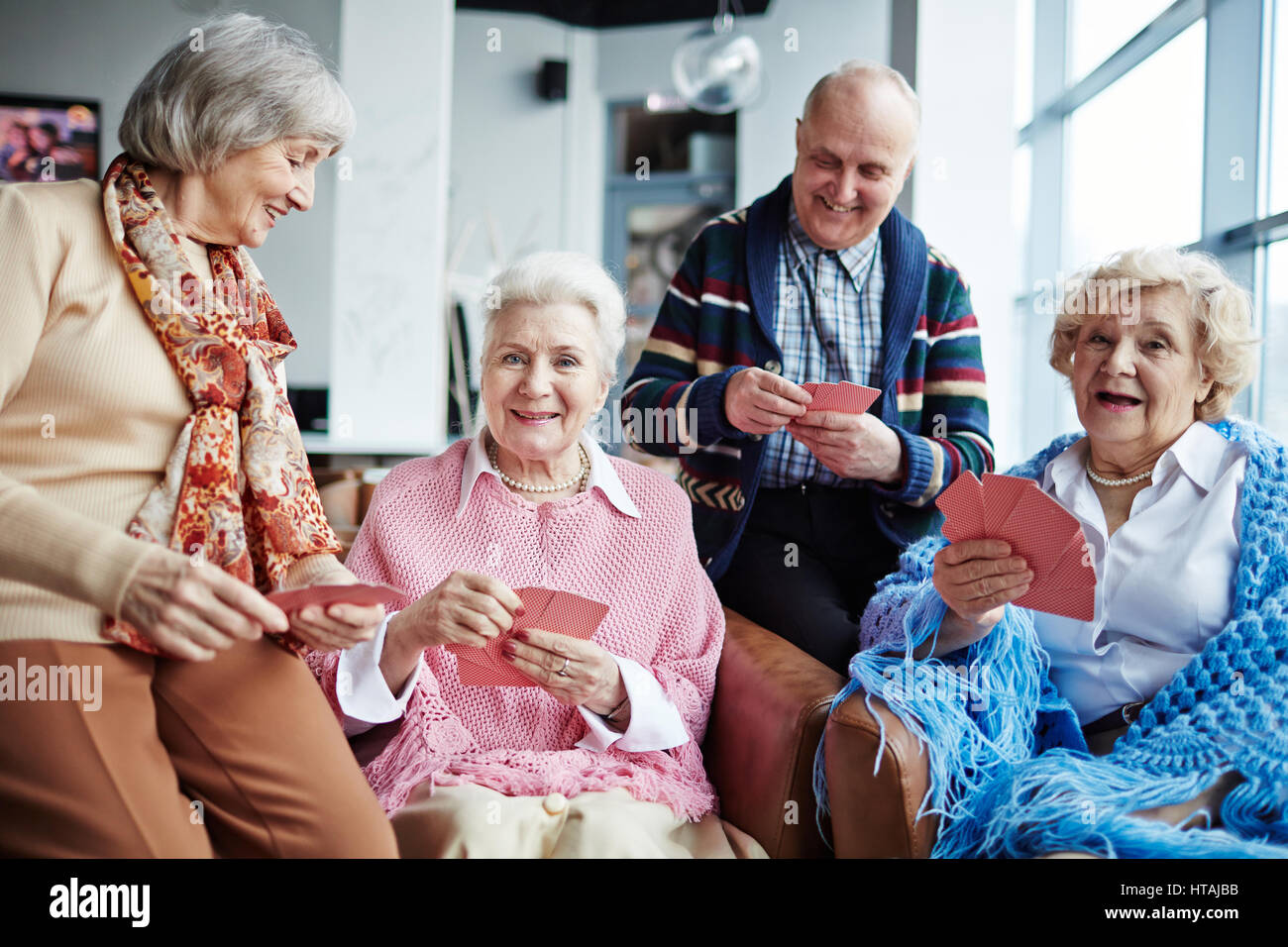 Women playing bridge hi-res stock photography and images - Alamy