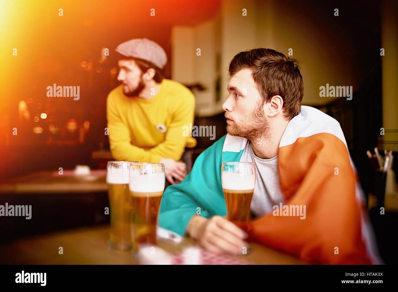 Men watching tv in bar hi-res stock photography and images - Alamy