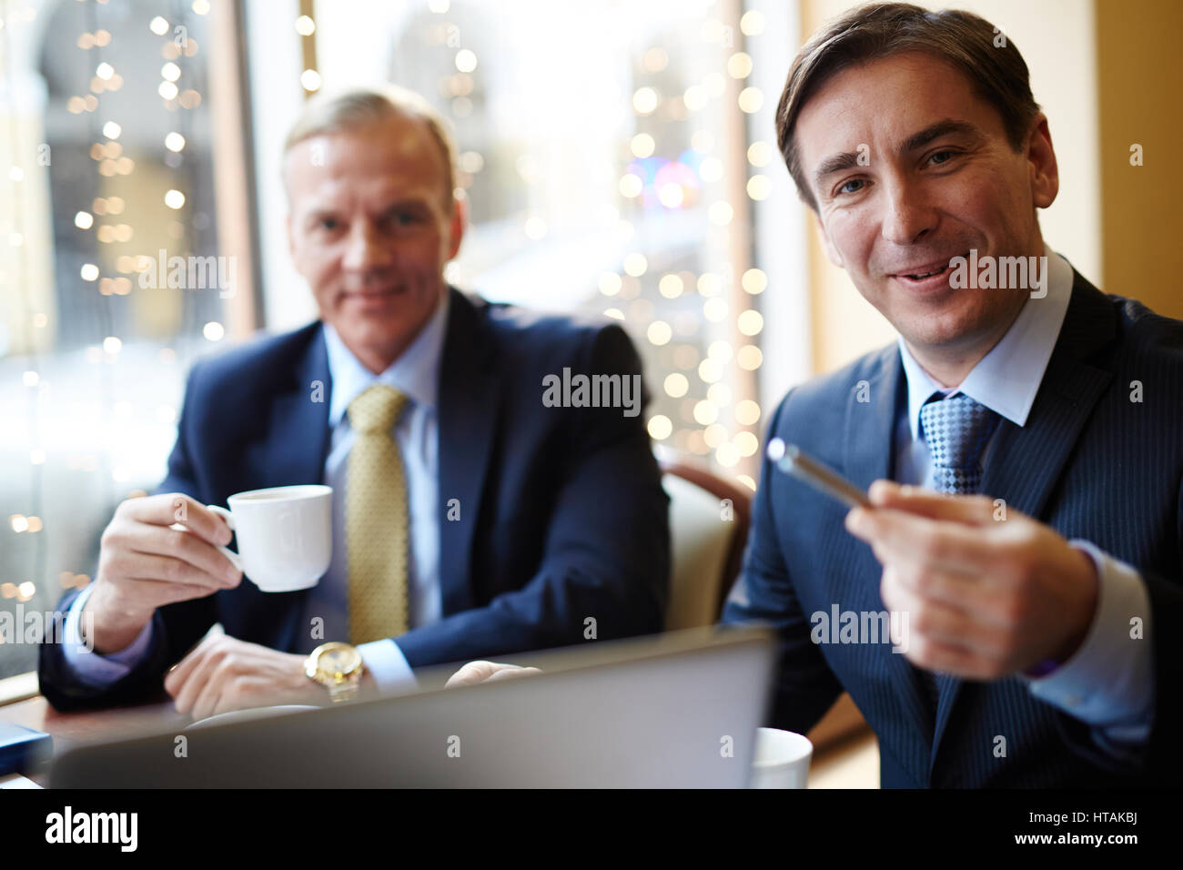 Looking explanation hi-res stock photography and images - Alamy