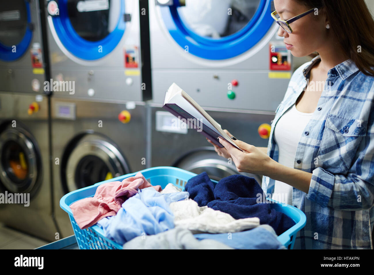 Clothes laundrette hi-res stock photography and images - Alamy