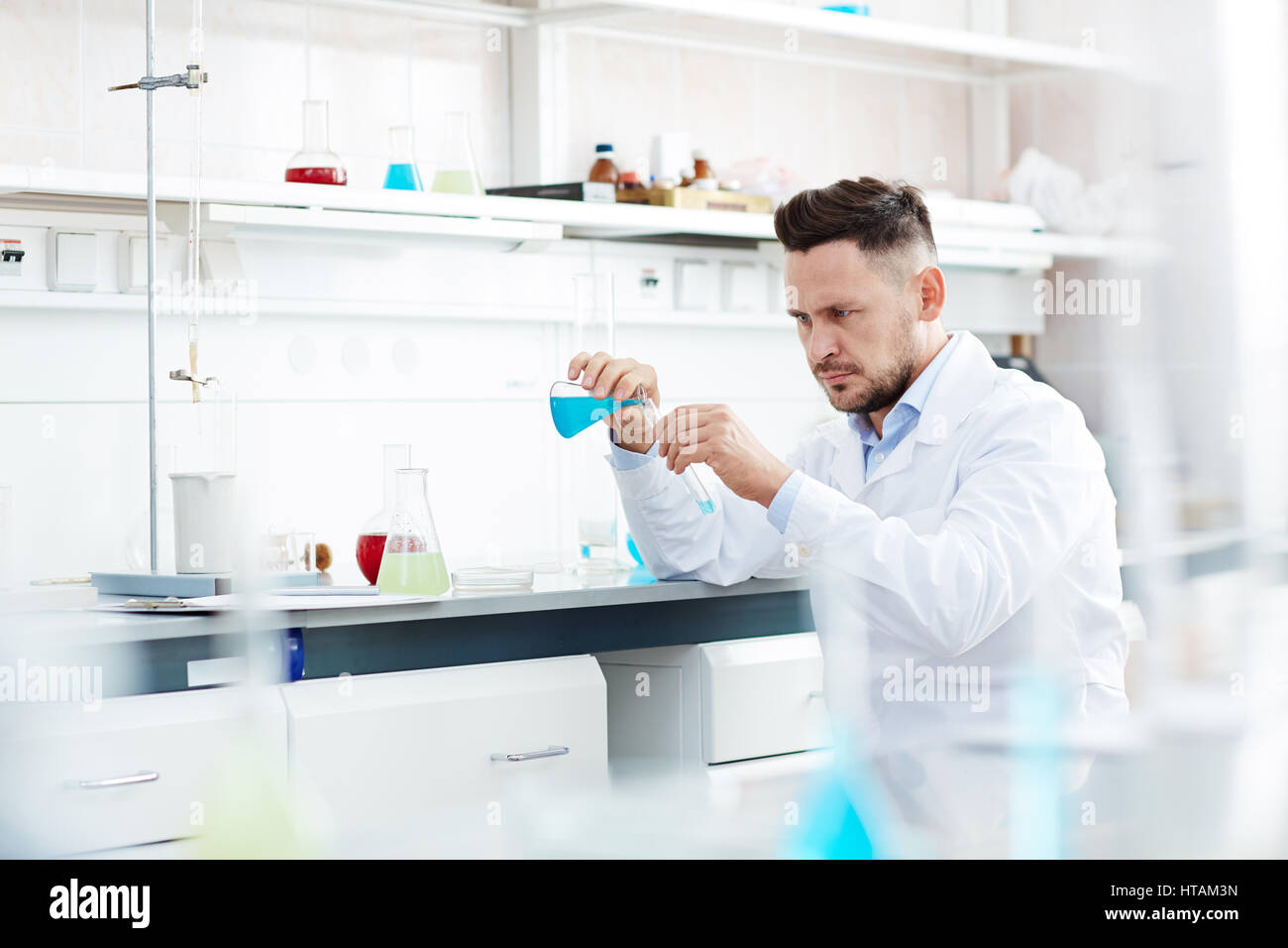Chemical expert hi-res stock photography and images - Alamy
