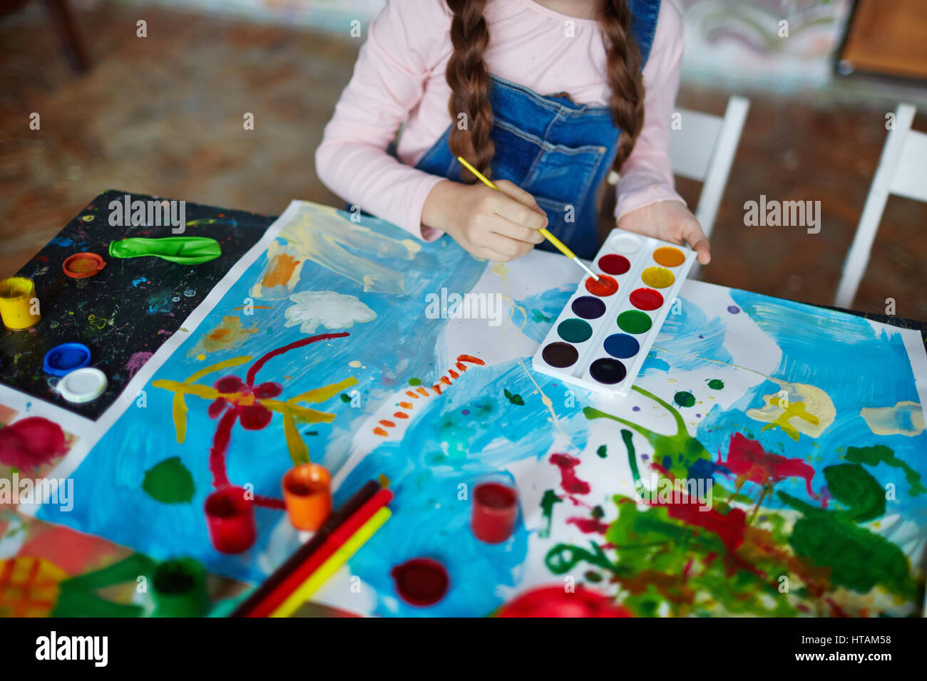 Girl painting picture hi-res stock photography and images - Alamy