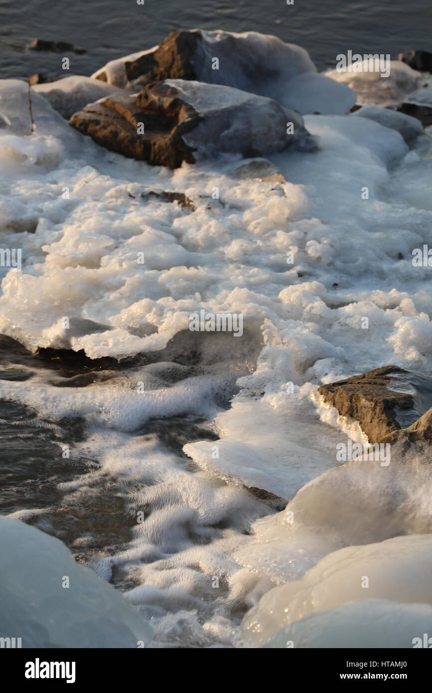 Vereister Fluß im Winter Stock Photo - Alamy