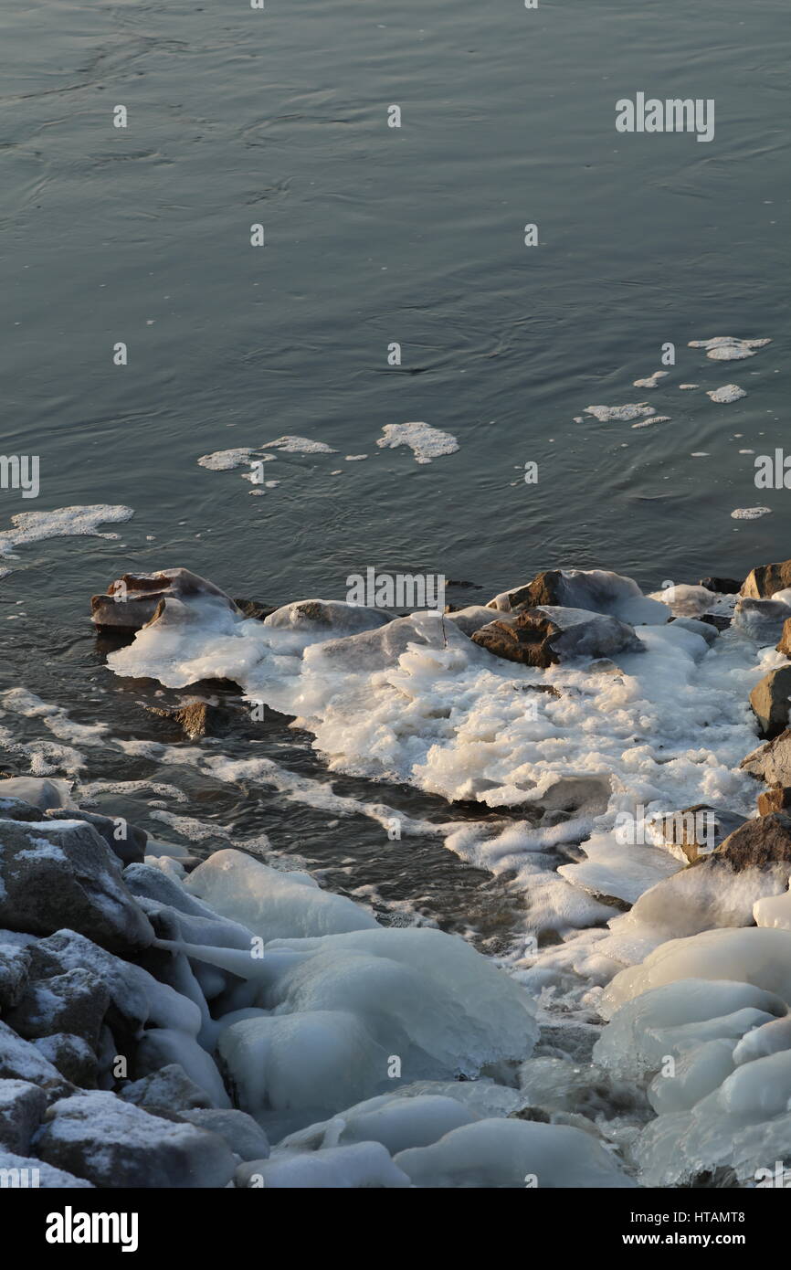 Gefrorener Fluß im Winter Stock Photo - Alamy