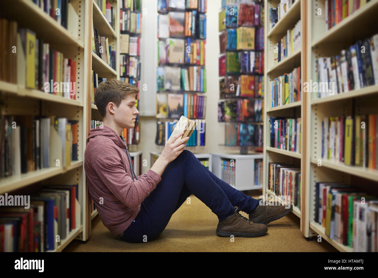 Guy reading book hi-res stock photography and images - Alamy
