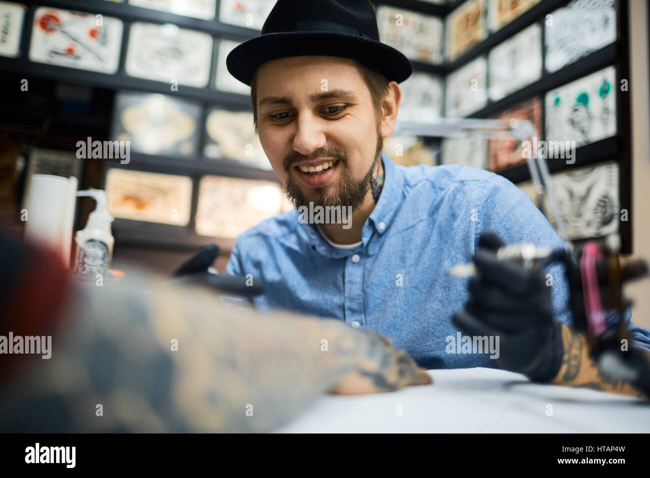 Happy young tattoo artist at work Stock Photo - Alamy Happy young tattoo artist at work Stock Photo - Alamy