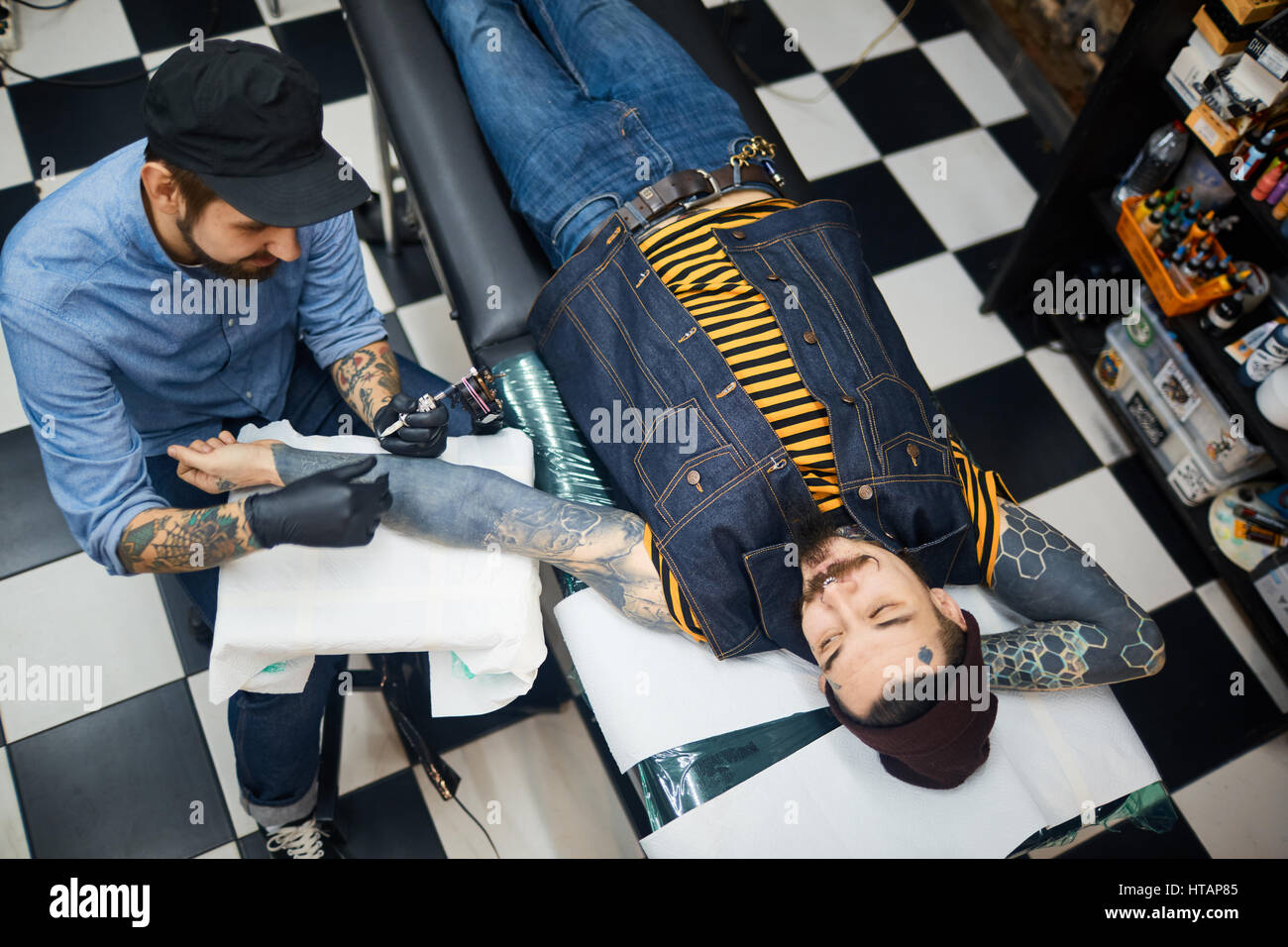 Man tattoo master in salon hi-res stock photography and images - Alamy