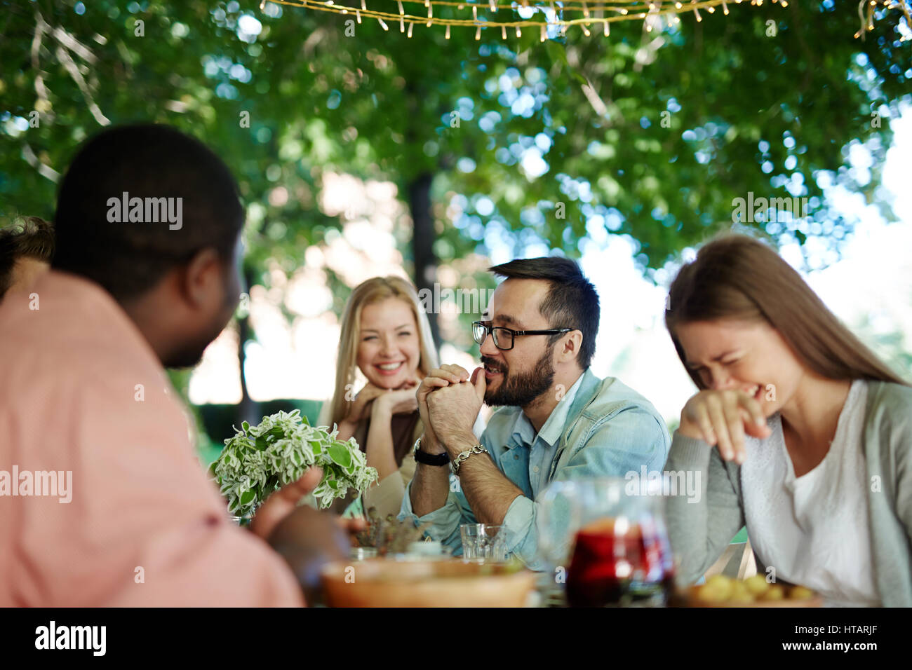 Young friends talking hi-res stock photography and images - Alamy