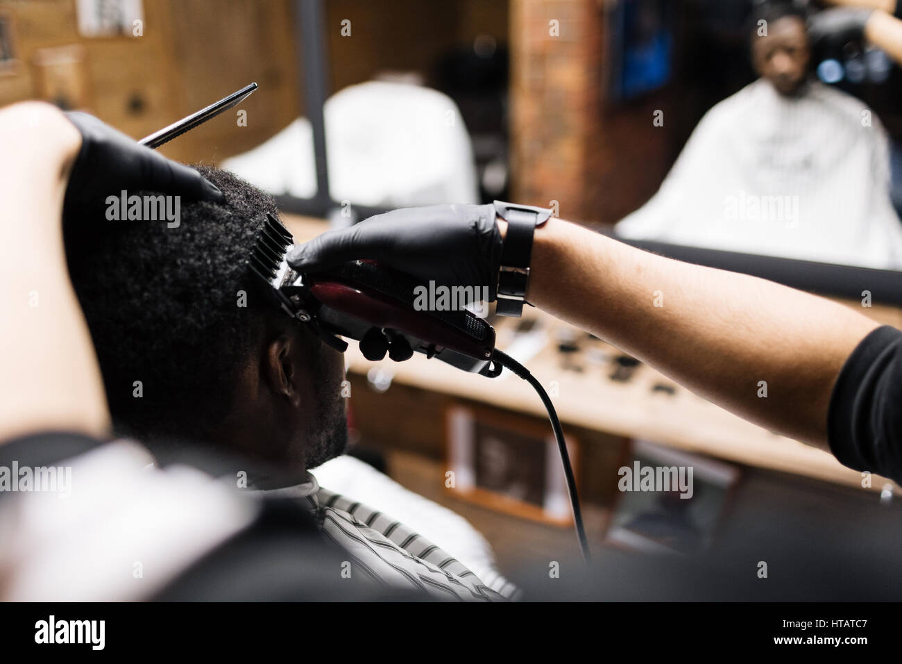 African hair stylist hi-res stock photography and images - Alamy