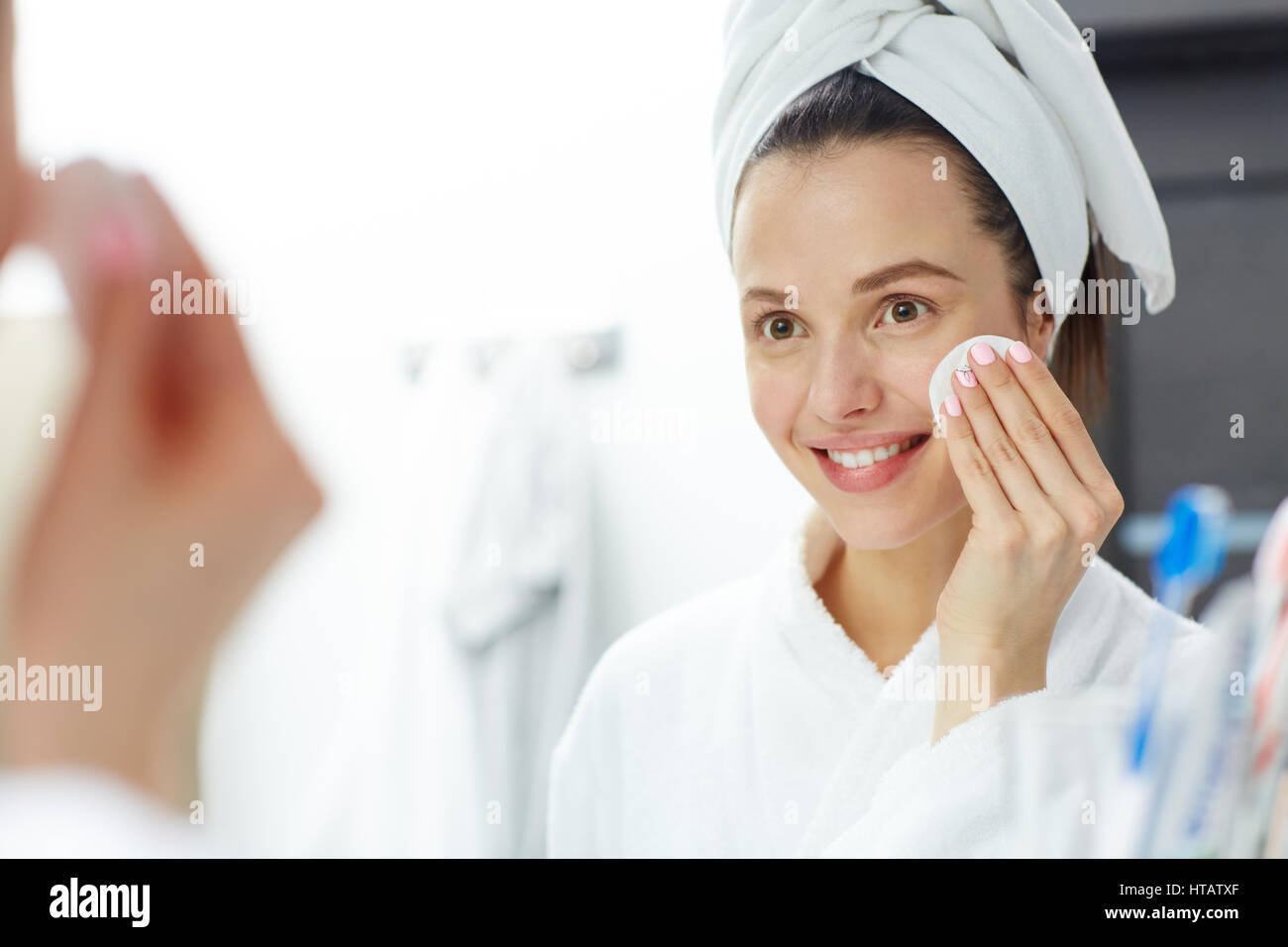 Removing makeup hi-res stock photography and images - Alamy