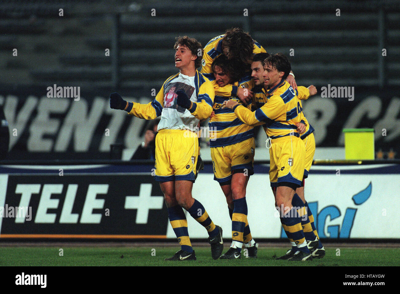 HERNAN CRESPO & TEAM-MATES JUVENTUS V PARMA 07 February 1999 Stock ...