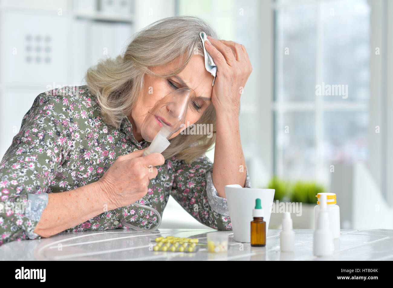 Person doing drugs hi-res stock photography and images - Alamy