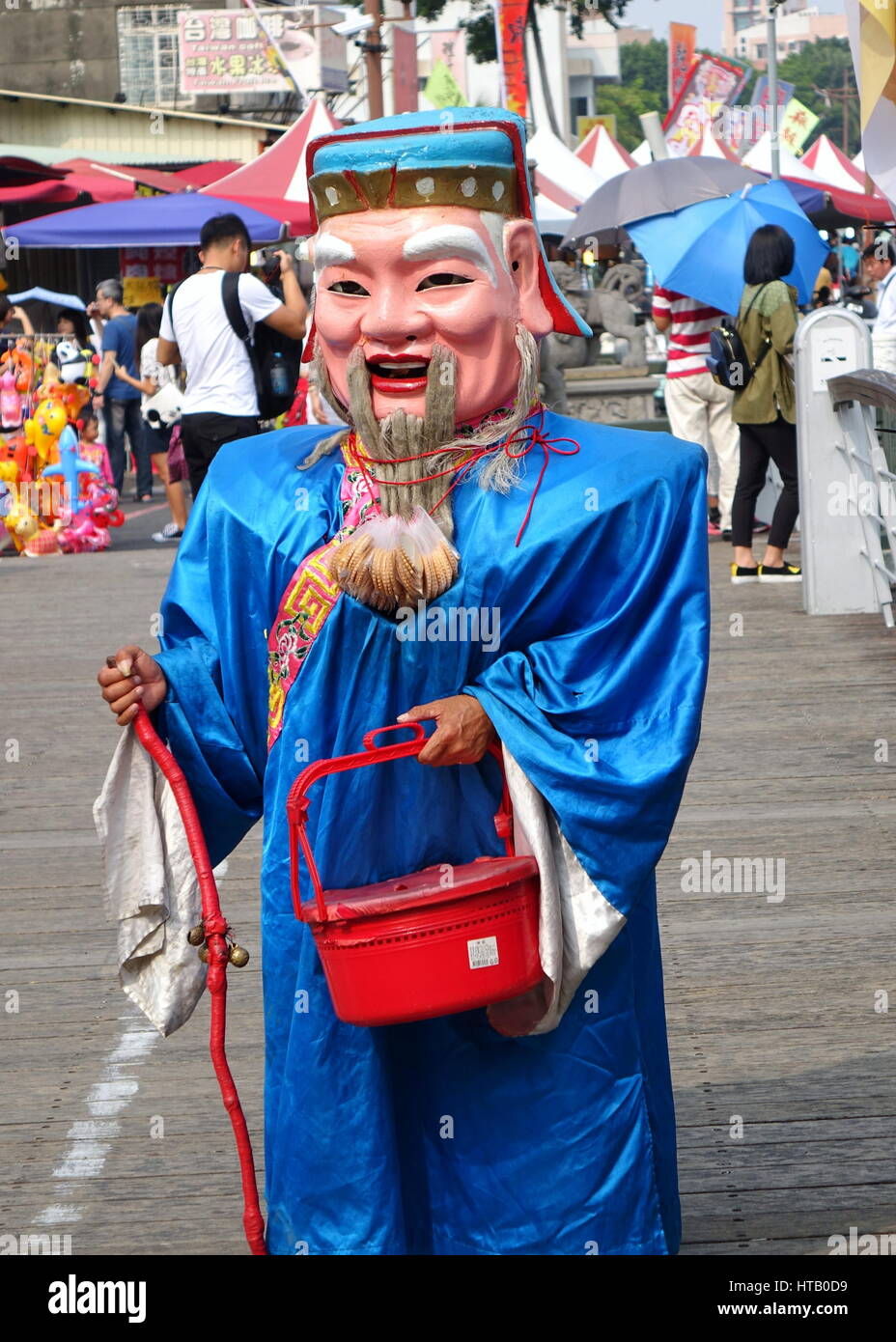 Man dressed chinese god fortune hi-res stock photography and images - Alamy