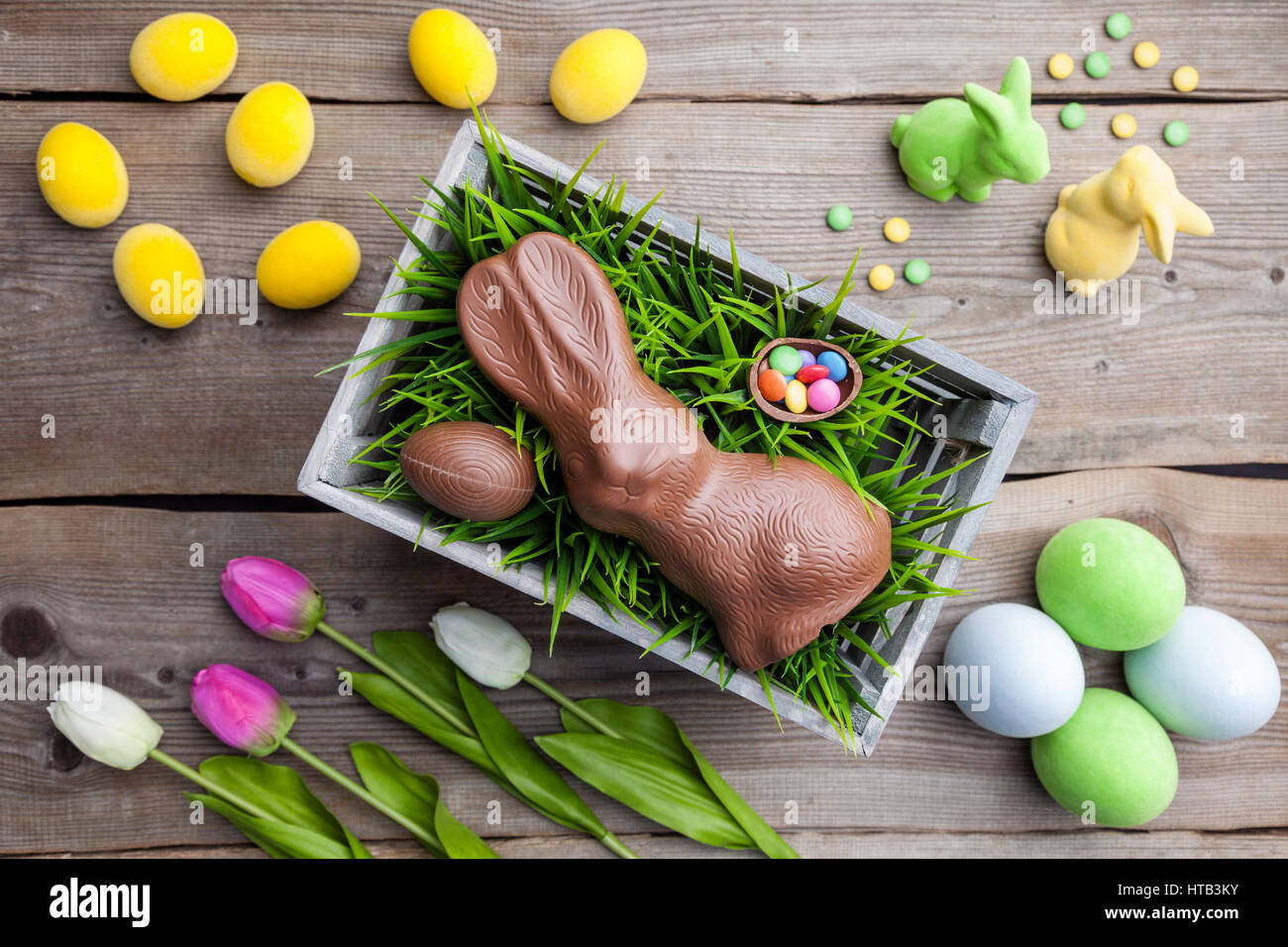 Traditional Easter decoration background with flowers, Easter bunnies ...
