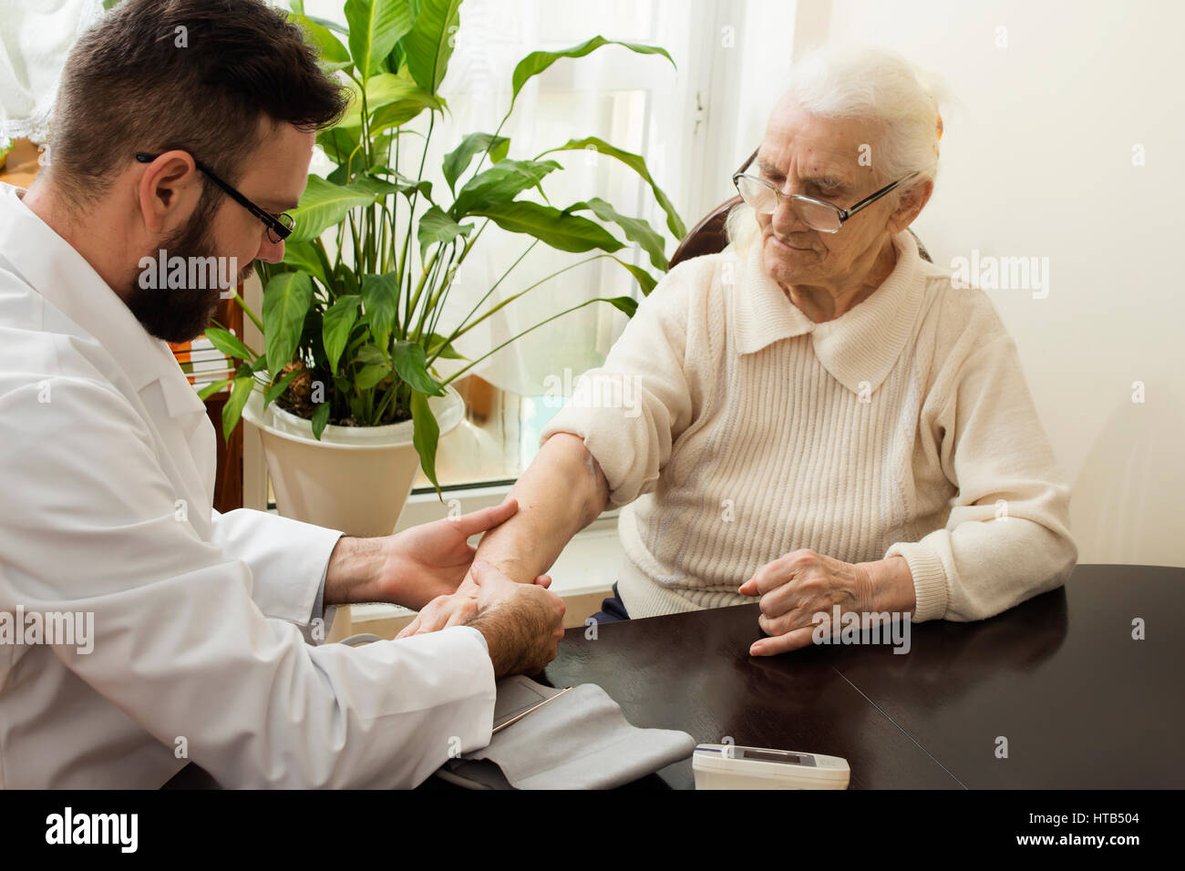 Geriatrician hi-res stock photography and images - Alamy