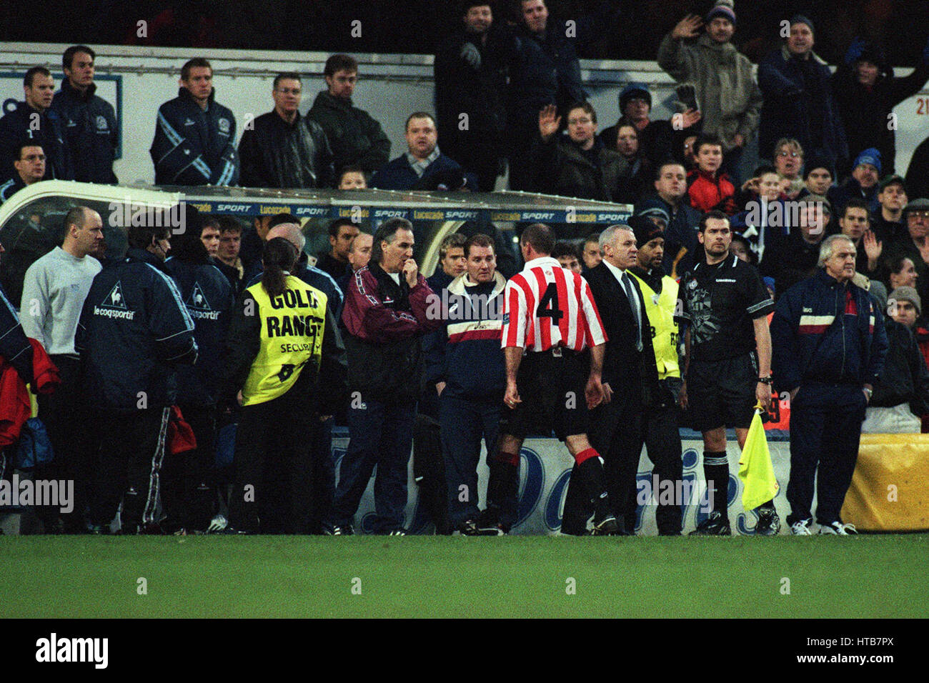 KEVIN BALL IS SENT OFF QPR V SUNDERLAND 11 January 1999 Stock Photo - Alamy