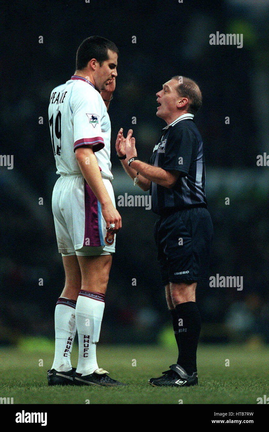 Referee mike reed hi-res stock photography and images - Alamy